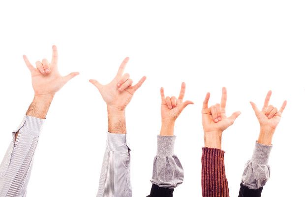 Gene Simmons applies to trademark “devil horns” hand gesture | World IP ...